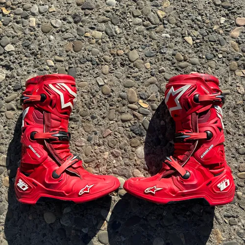 Red Alpine Stars Tech 10s
