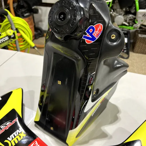 Suzuki RM125/250 Gas Tank & shrouds (Black)