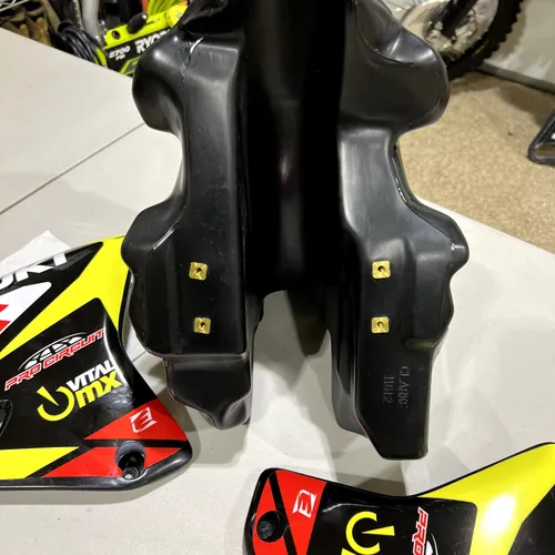 Suzuki RM125/250 Gas Tank & shrouds (Black)