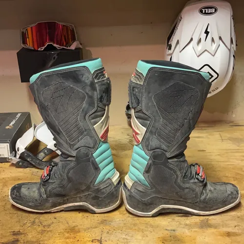 Black/Teal/Red Tech 7s