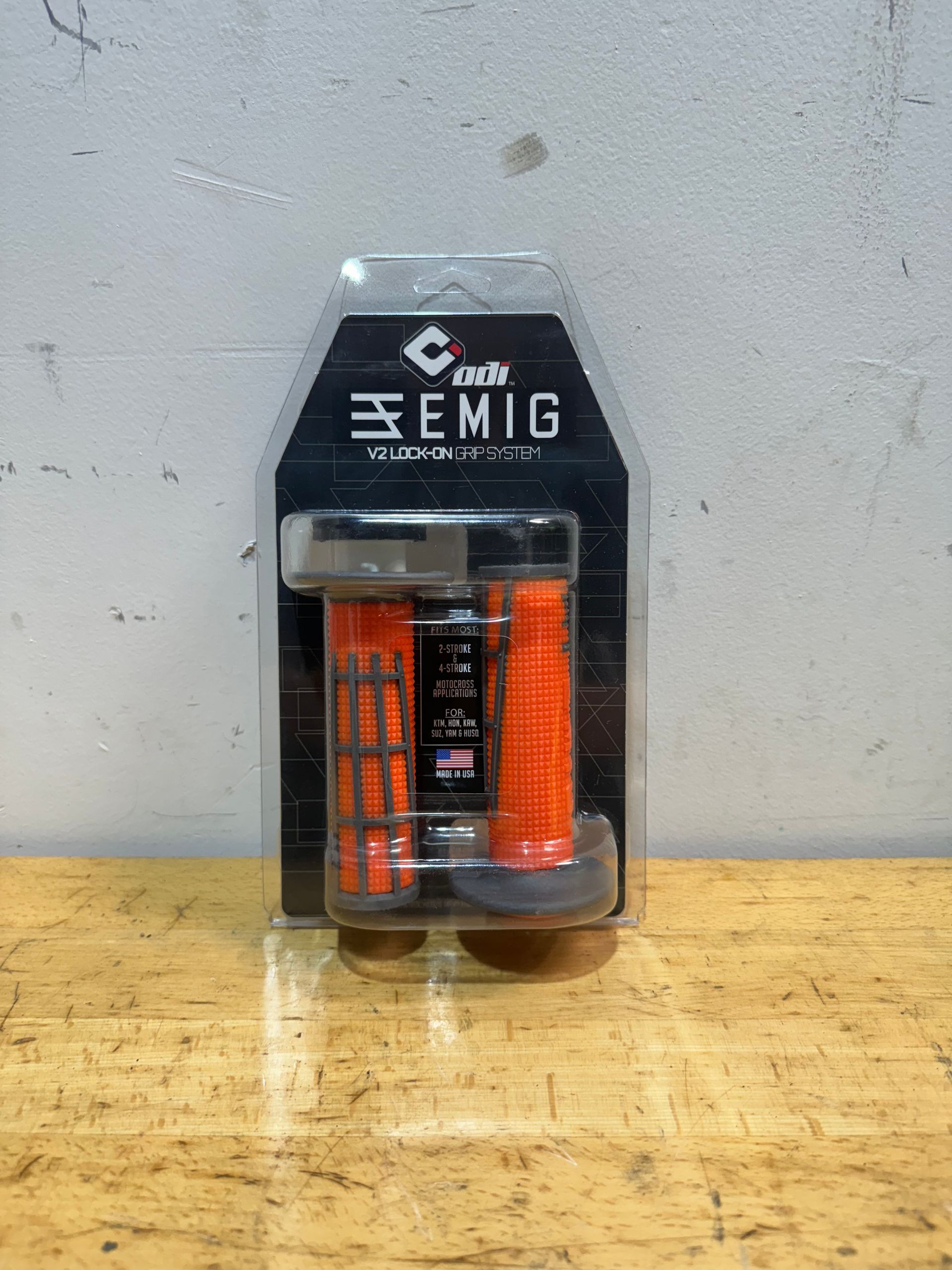 ODI V2 EMIG 2.0 Lock On Grips